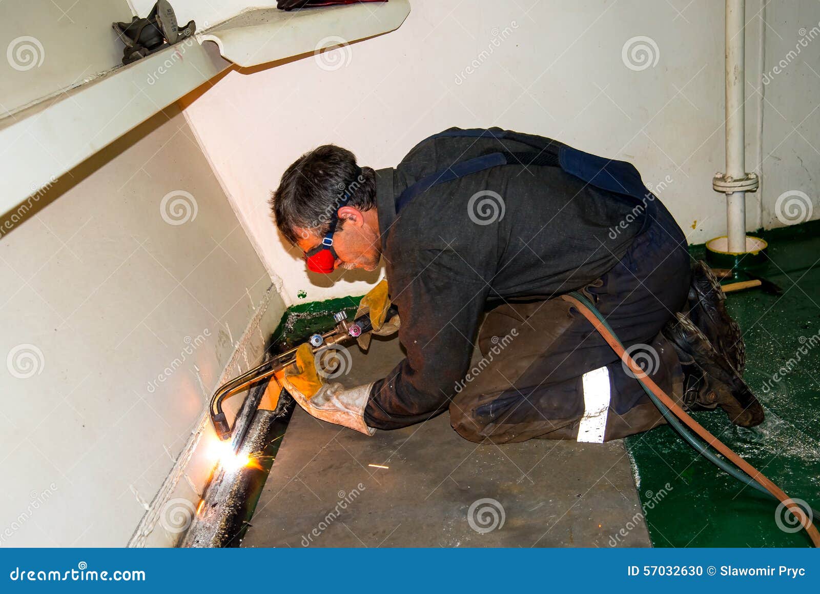 Shipbuilding fitter editorial image. Image of hoses, burner - 57032630