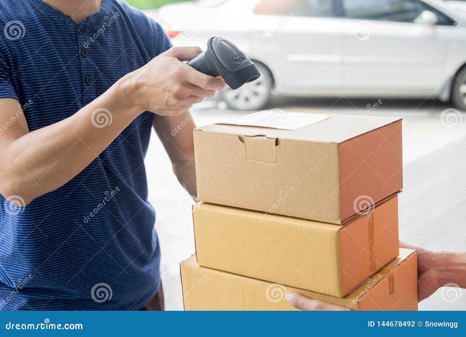Shipment Working Delivery Service Concept, Messenger Leaving Parcel ...