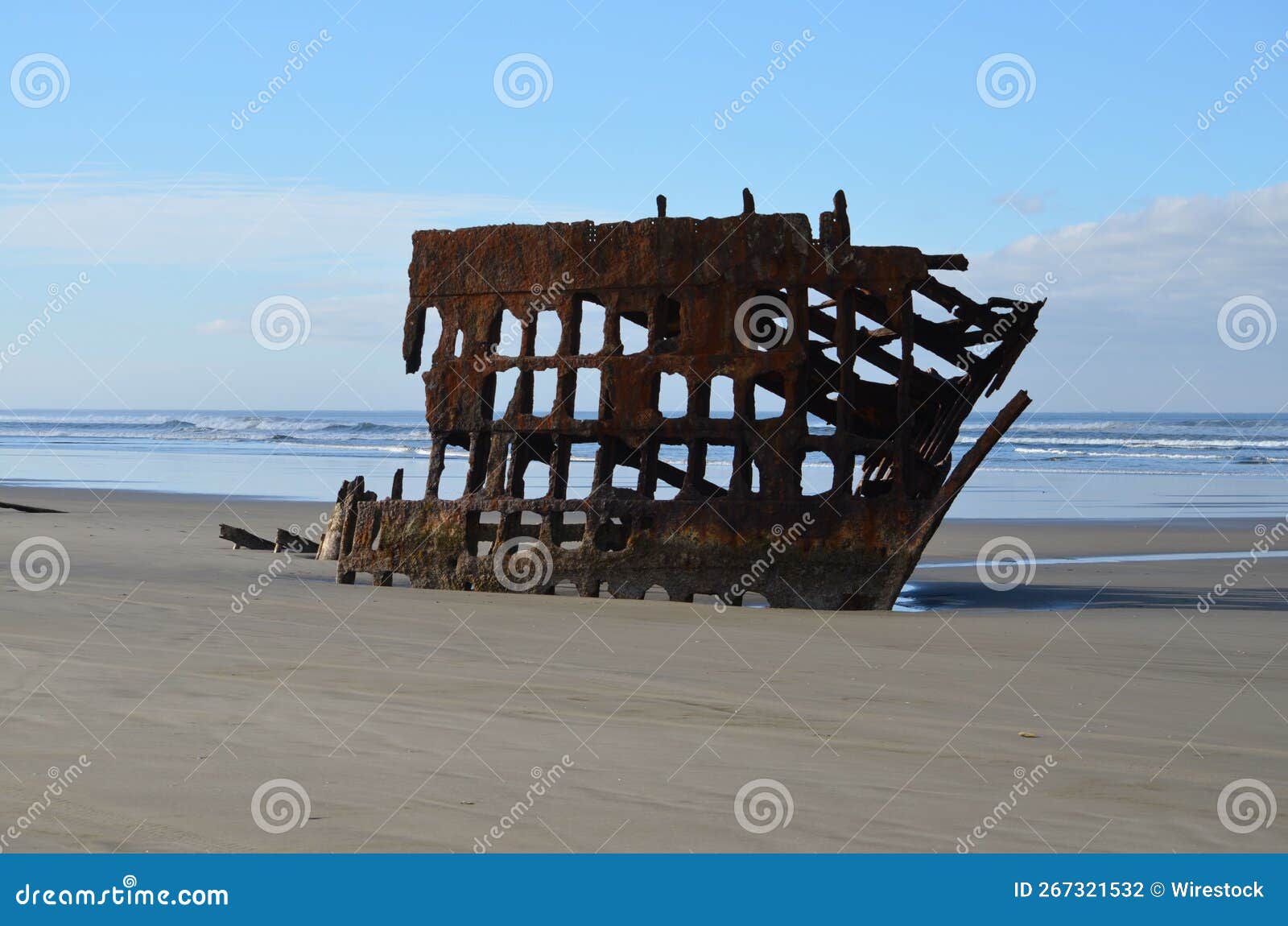 Shipwreck of the Peter Iredale Outside of Astoria, Oregon Coast Stock ...