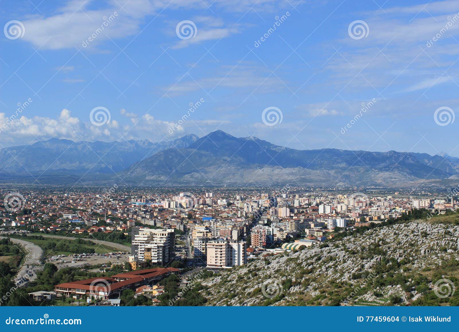Shkoder/Shkodra I Albanien, Stad Med Bergbakgrund Arkivfoto - Bild av ...