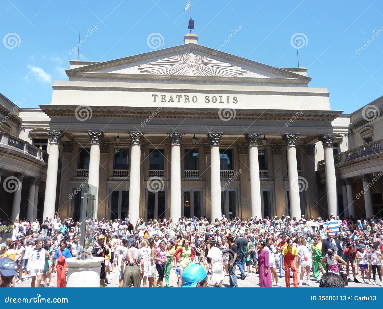 Shooting an advertisement editorial stock photo. Image of city - 35600113