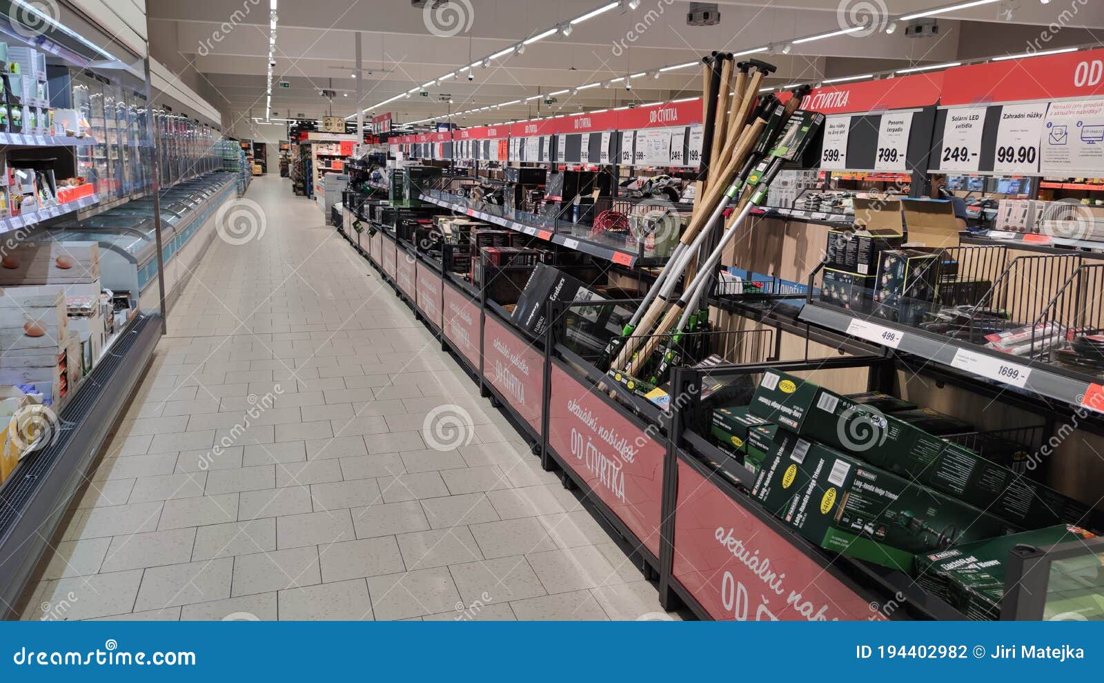 Shop after closing time editorial photography. Image of shop - 194402982