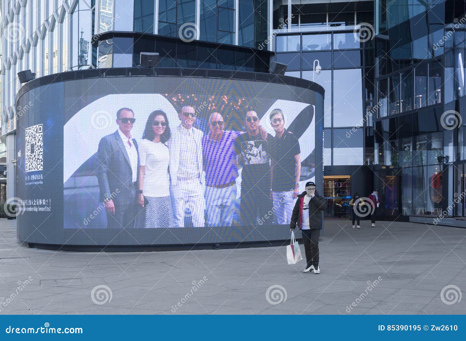 A SHOPING MALL editorial image. Image of sale, screen - 85390195