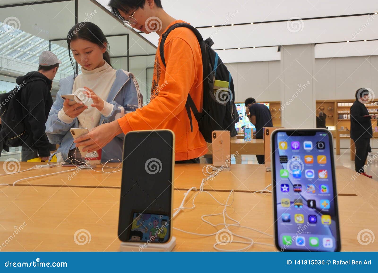 Shoppers Looking at IPhone at Apple Store Editorial Photo - Image of ...