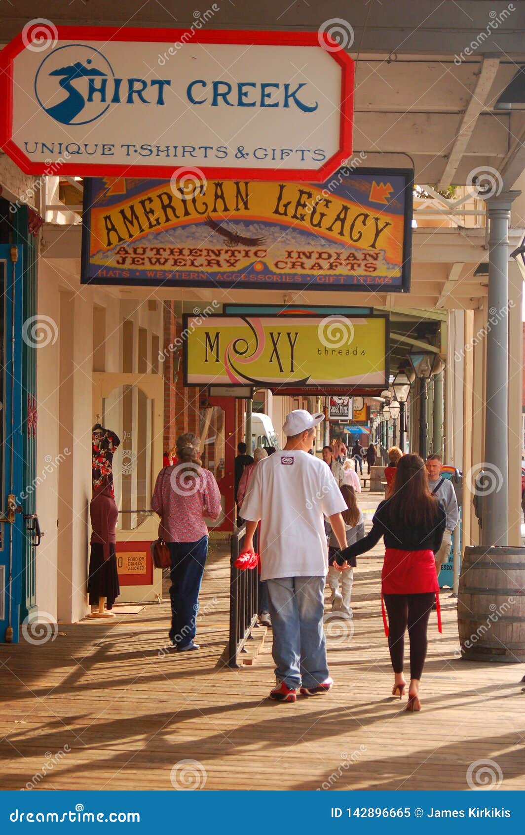 Shoppers in Old Sacramento editorial image. Image of dating - 142896665