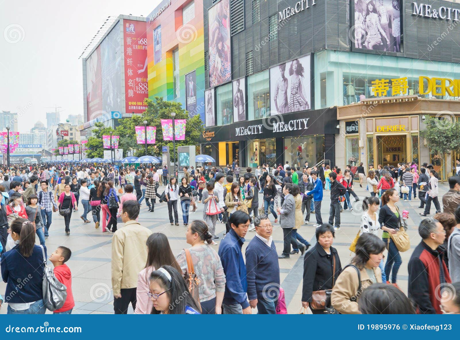 Shopping crowd editorial photo. Image of store, crowded - 19895976