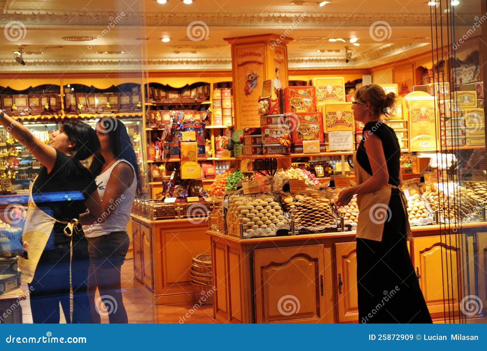 Shopping in La Rambla, Barcelona Editorial Stock Image - Image of ...