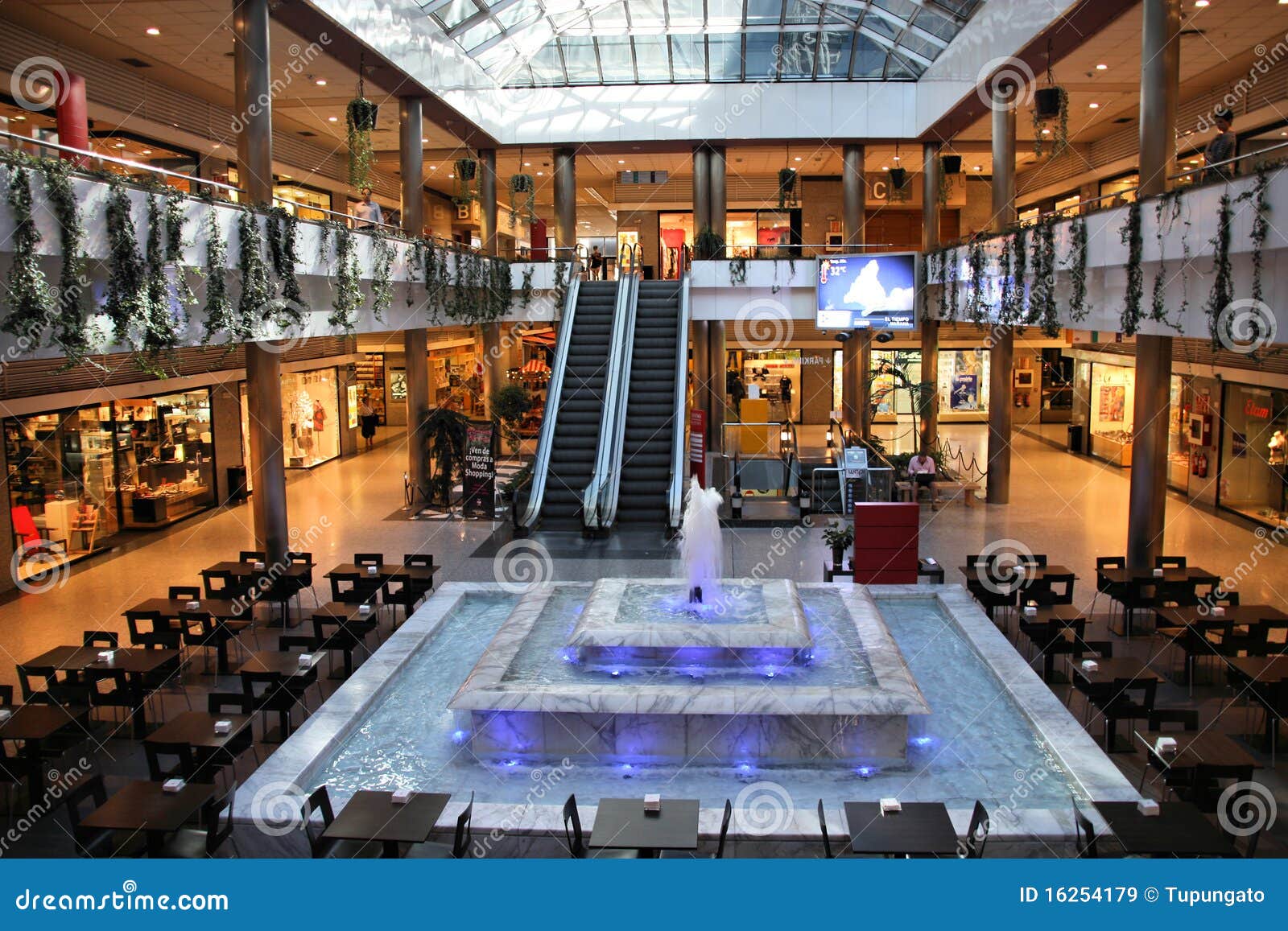 Shopping in Madrid editorial stock image. Image of large - 16254179