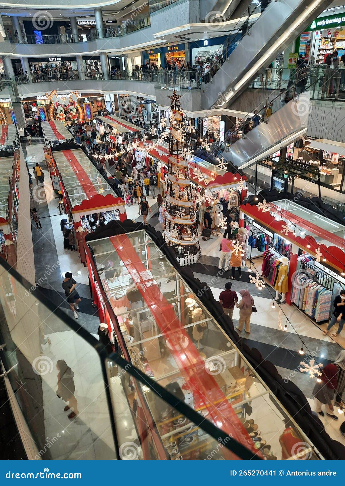 Shopping in the Mall at Weekend Editorial Photo - Image of fair, market ...