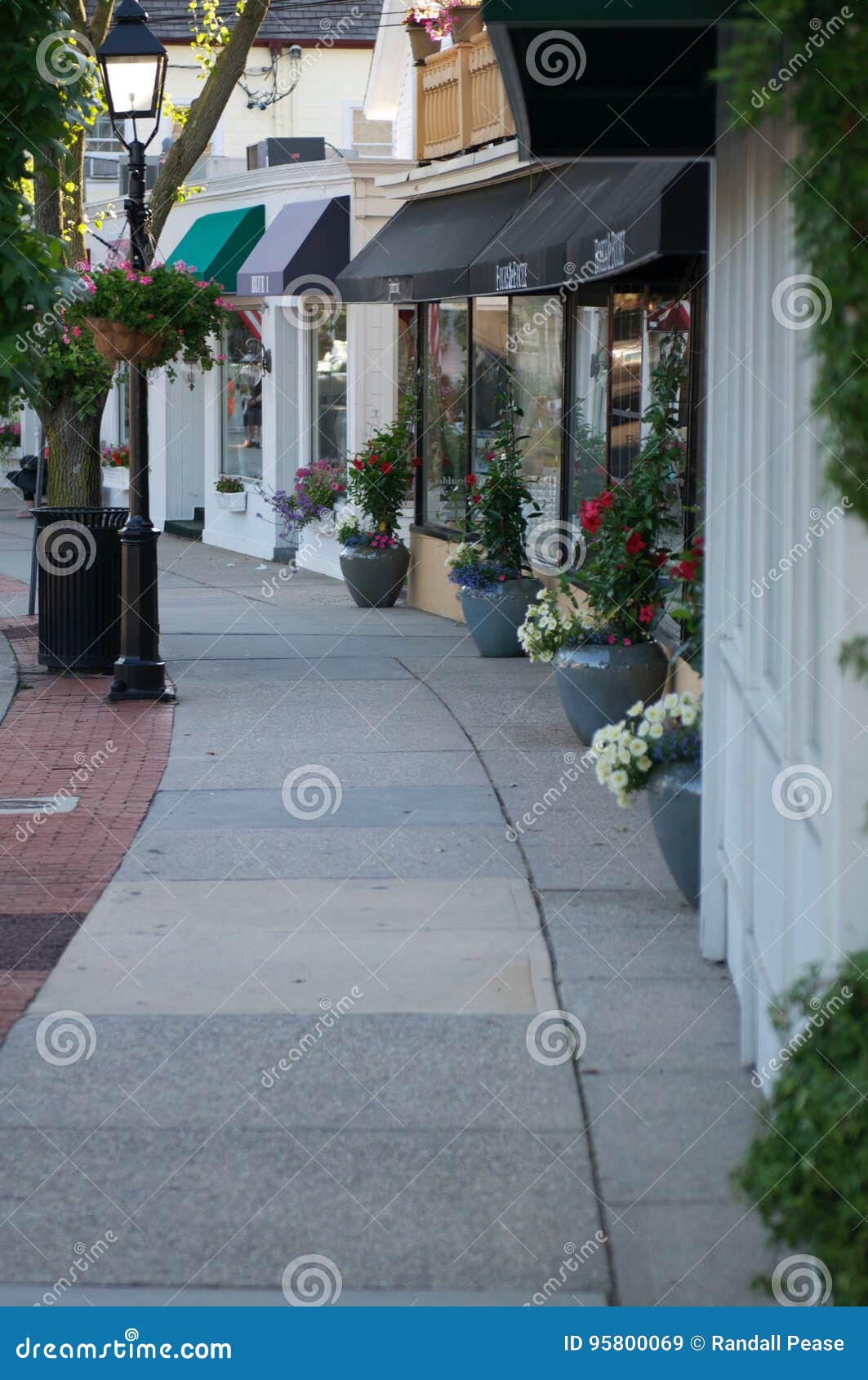 Sidewalk shopping editorial stock image. Image of shopping - 95800069