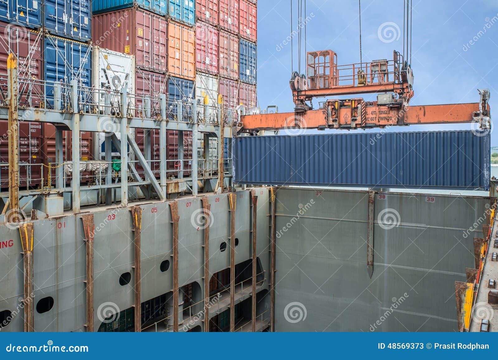 Shore Crane Loading Containers in Freight Ship Stock Image - Image of ...