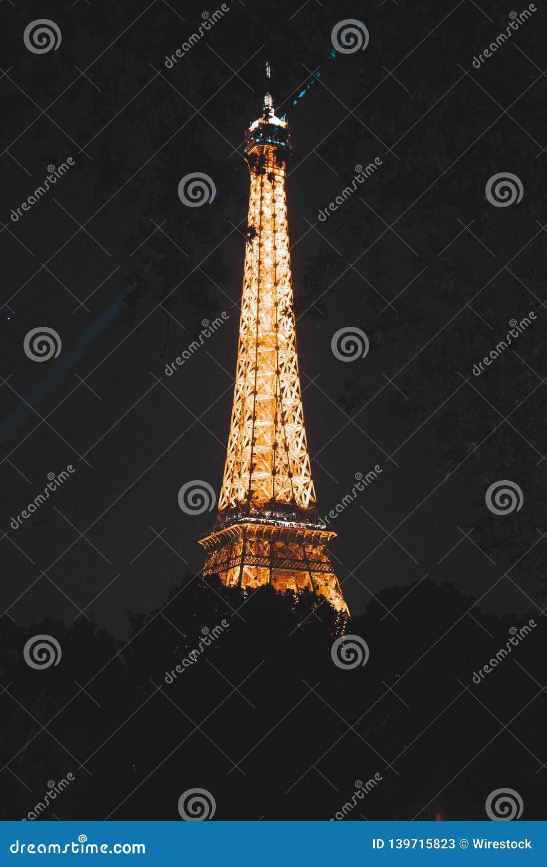 Shot of Eiffel tower editorial stock photo. Image of landmark - 139715823