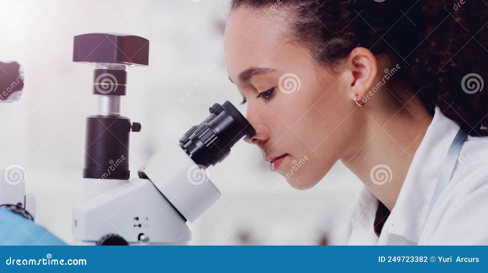 Stay Curious about the World. Shot of a Young Scientist Using a ...