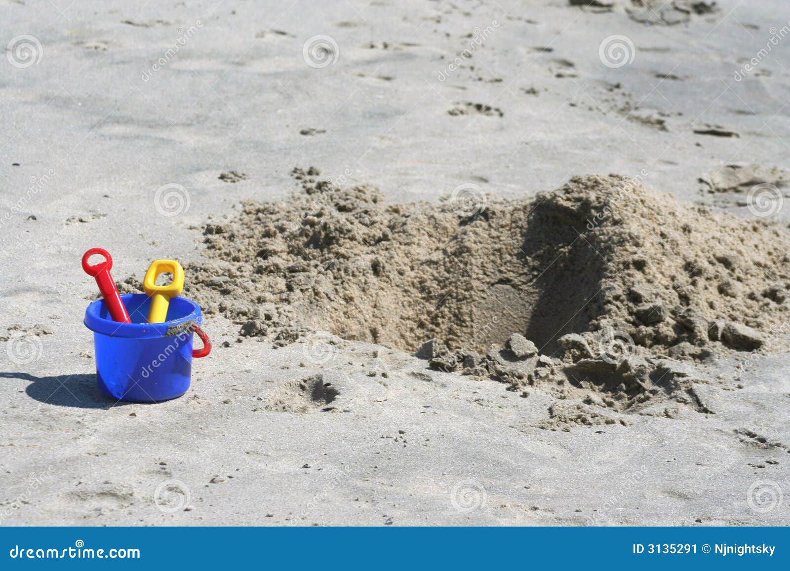 Shovel, pail and sand pit stock image. Image of construction - 3135291