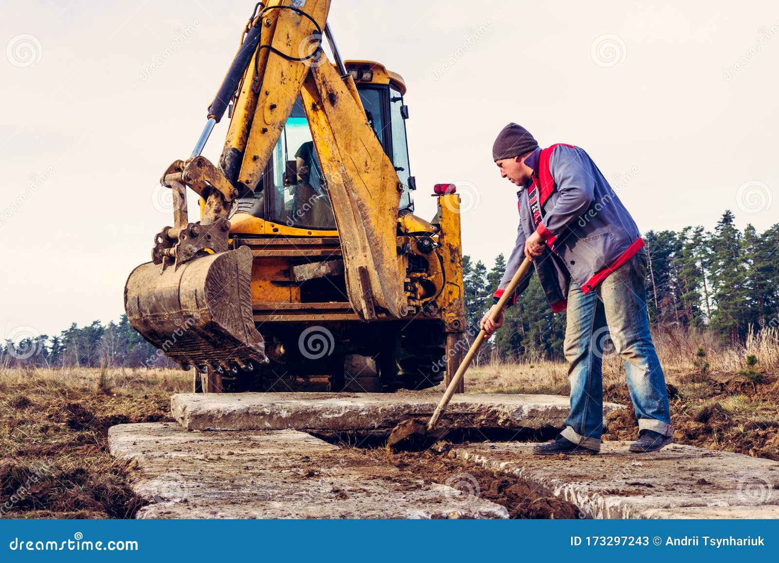 The Shovel Worker Cleans the Soil after Digging the Excavator, Laying ...