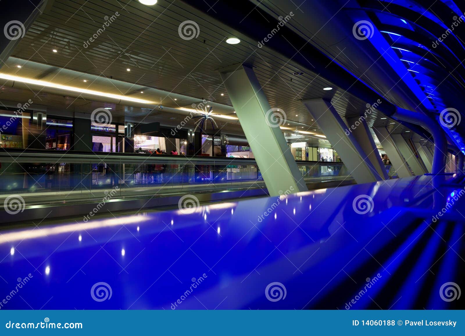 Show-vensters Van Winkels in Handel De Bouw Stock Foto - Image of album ...
