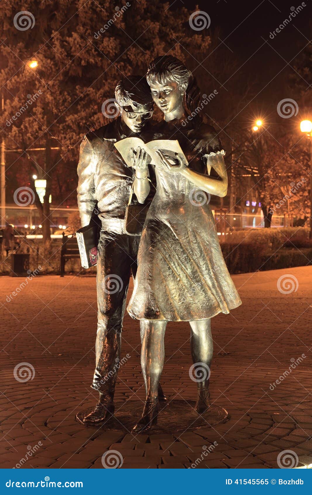 Shurik和利达，苏联电影的英雄 库存图片. 图片 包括有 晚上, 城镇, 学员, 乐趣, 利达, 电影 - 41545565