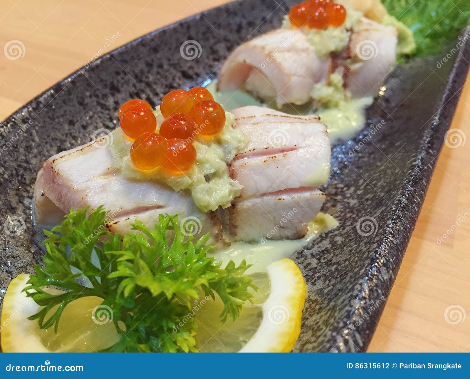 Shushi con hamachi foto de archivo. Imagen de placa, blanco - 86315612