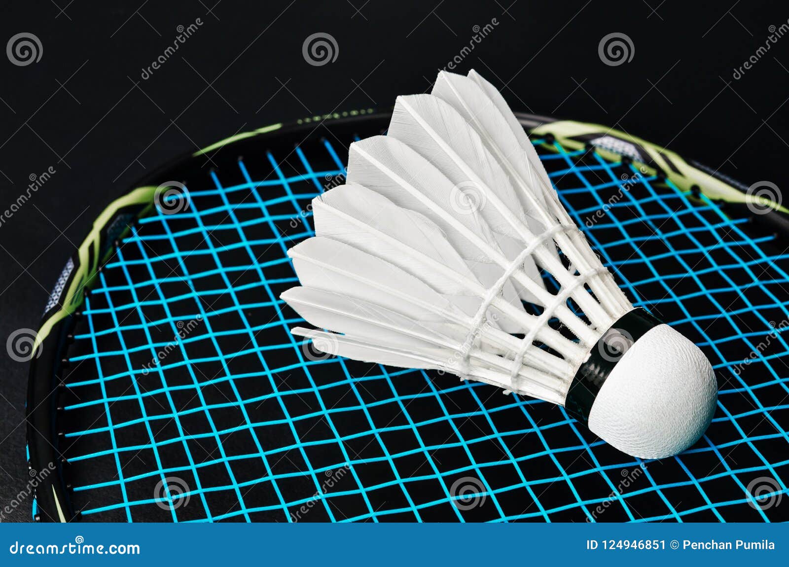 Shuttle en badmintonracket stock afbeelding. Image of vermaak - 124946851