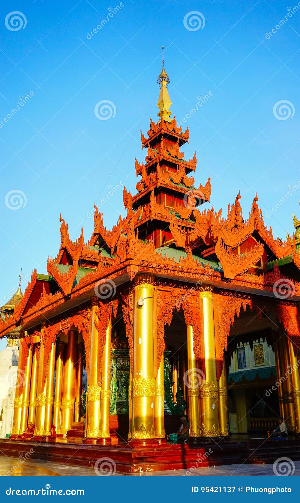 Shwedagon-Pagode in Rangun, Myanmar Redaktionelles Stockfotografie ...