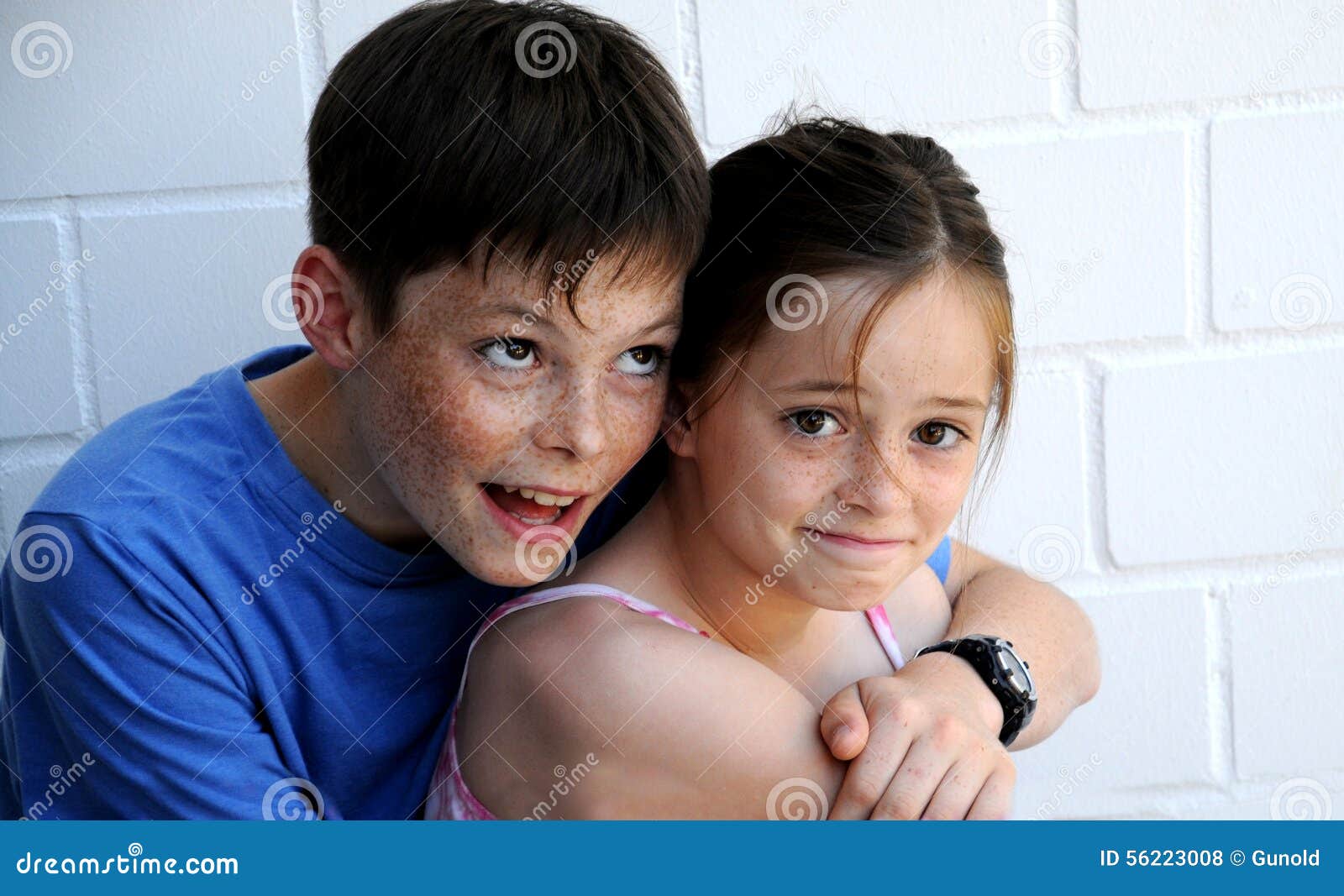 Siblings in samenhang stock foto. Image of meisjes, vrienden - 56223008