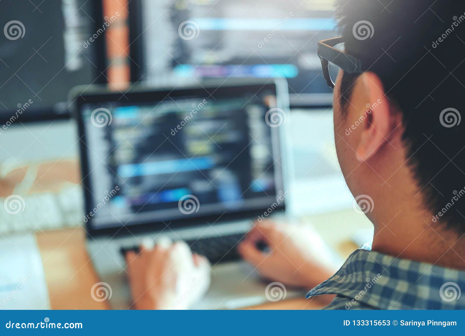 Sich Entwickelnder Programmierer Development Website-Entwurf Und ...