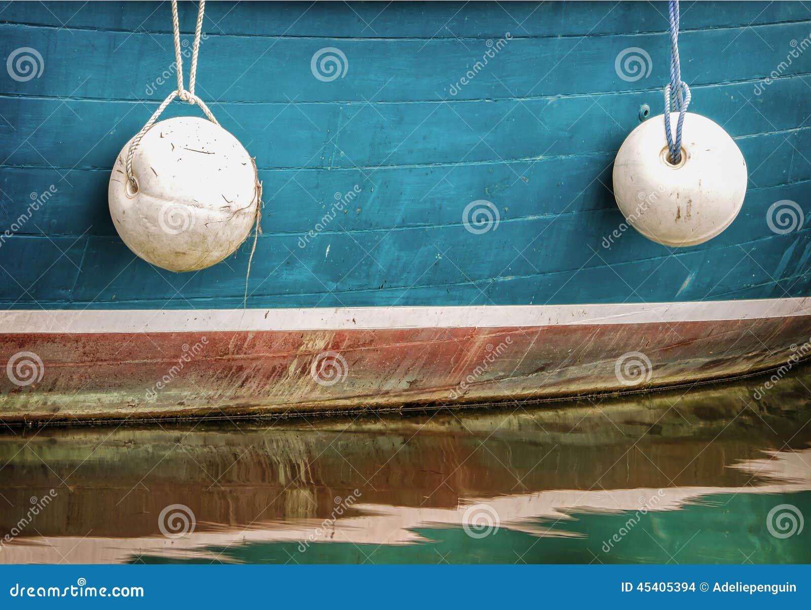 Sida av fartyget med boj arkivfoto. Bild av hamn, fiske - 45405394