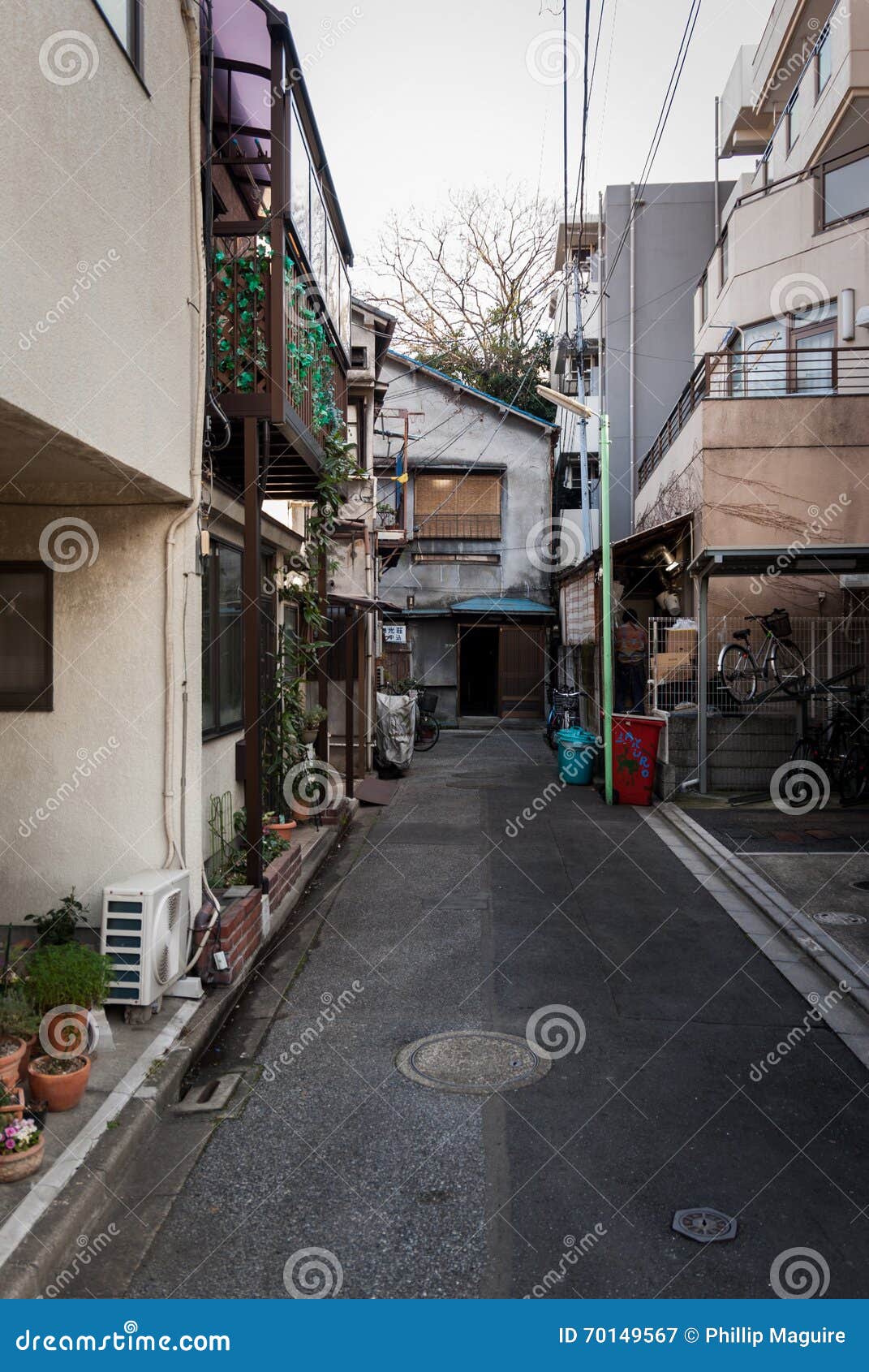 Side street in Tokyo editorial photography. Image of tradition - 70149567