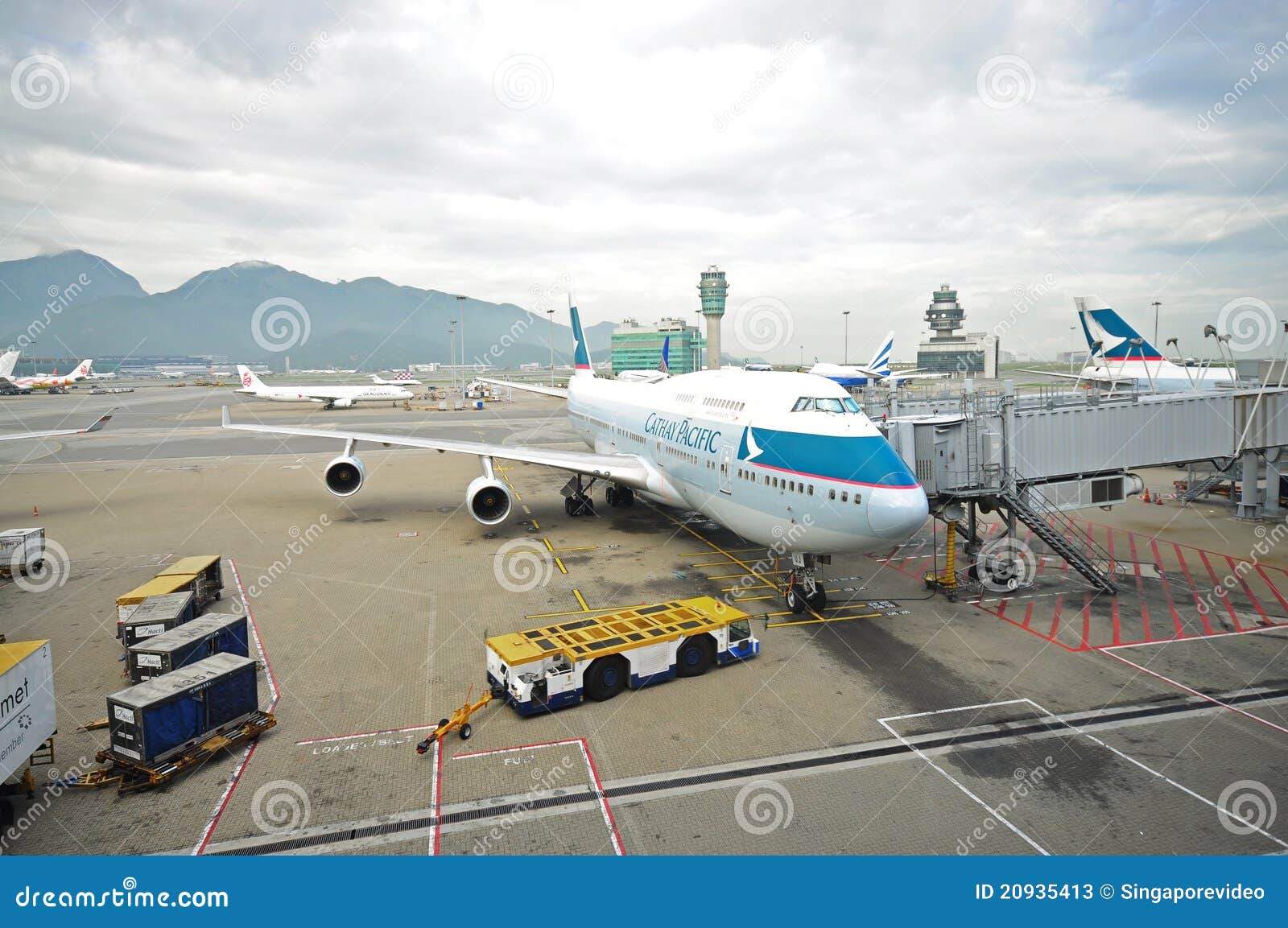 Side View of Cathay Pacific 747 Plane Refueling Editorial Stock Photo ...