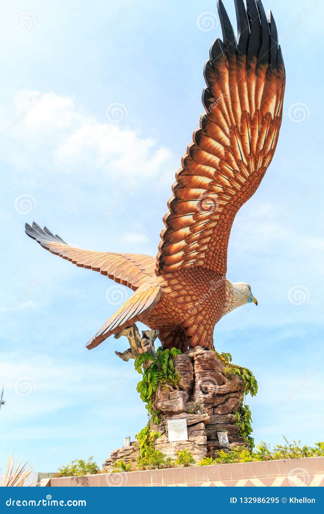 Side View of Eagle Sculpture Editorial Image - Image of langkawi, view ...