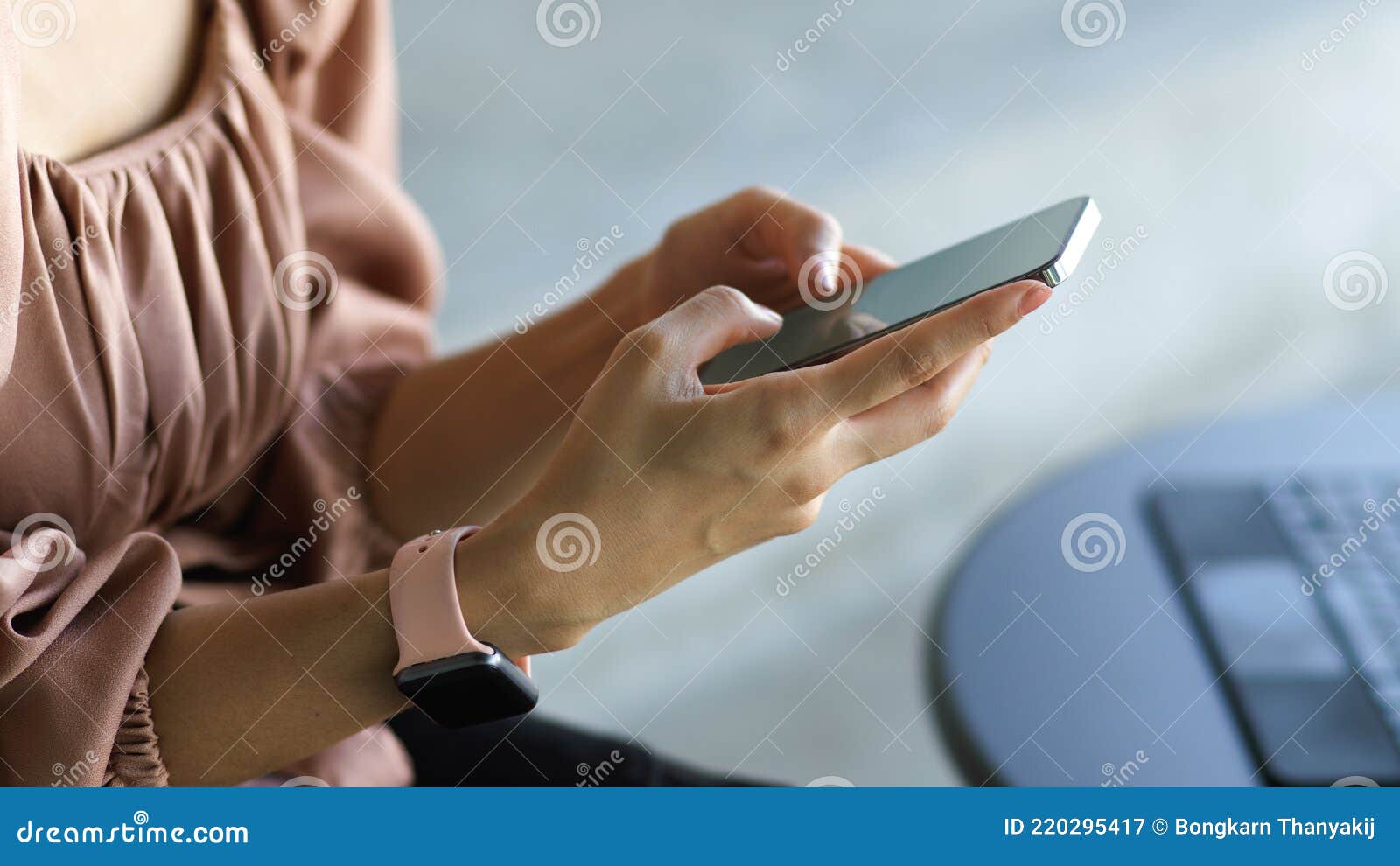 Side View of Female Worker Hands Texting Message on Smartphone Stock ...