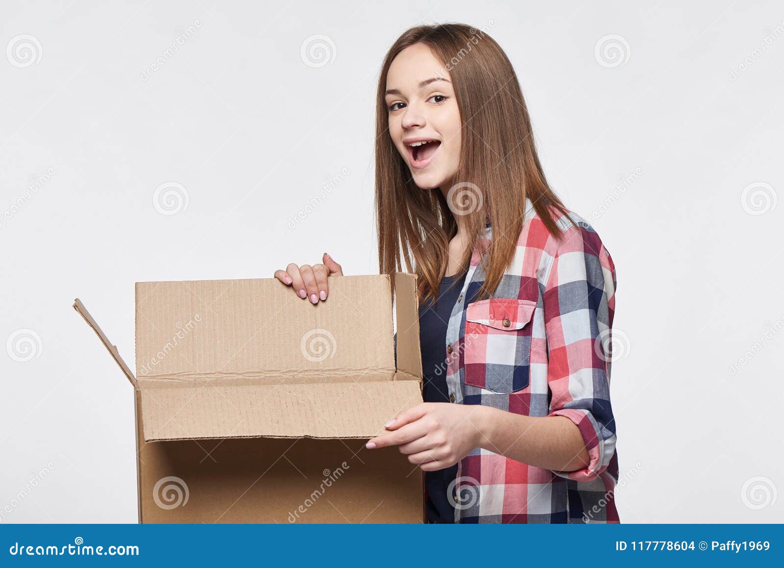 Side View a Girl Opening a Box Stock Photo - Image of cardboard, moving ...
