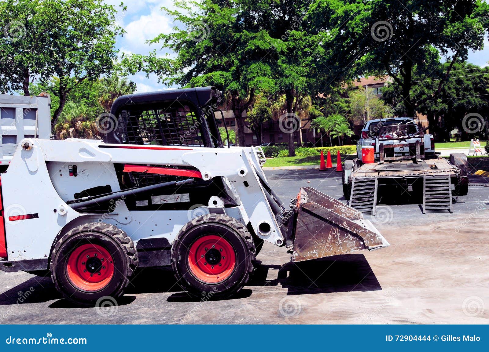 Side View of Loader & Rear View of Flatbed Trailer Stock Photo - Image ...