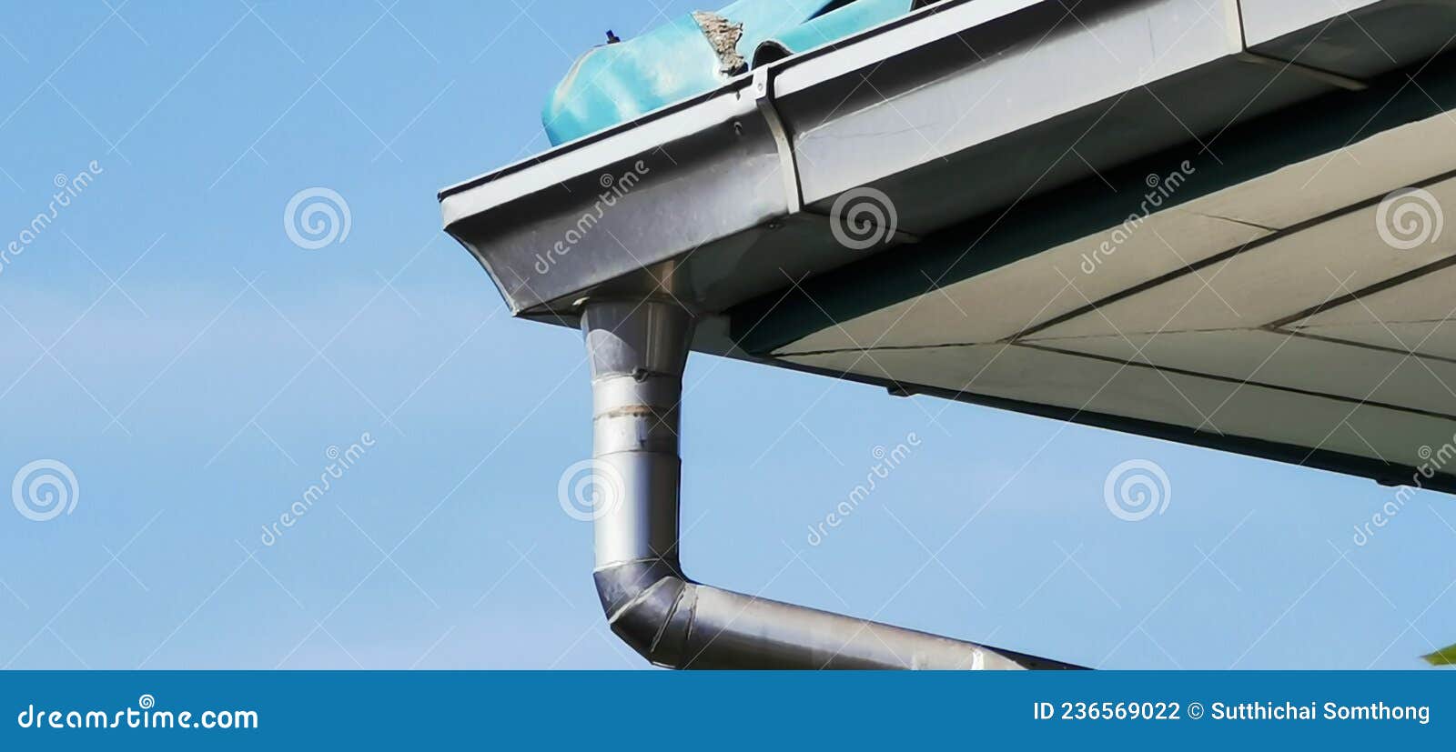Side View. Roof Corner with Gutter, Background is Cloudless Sky Stock ...