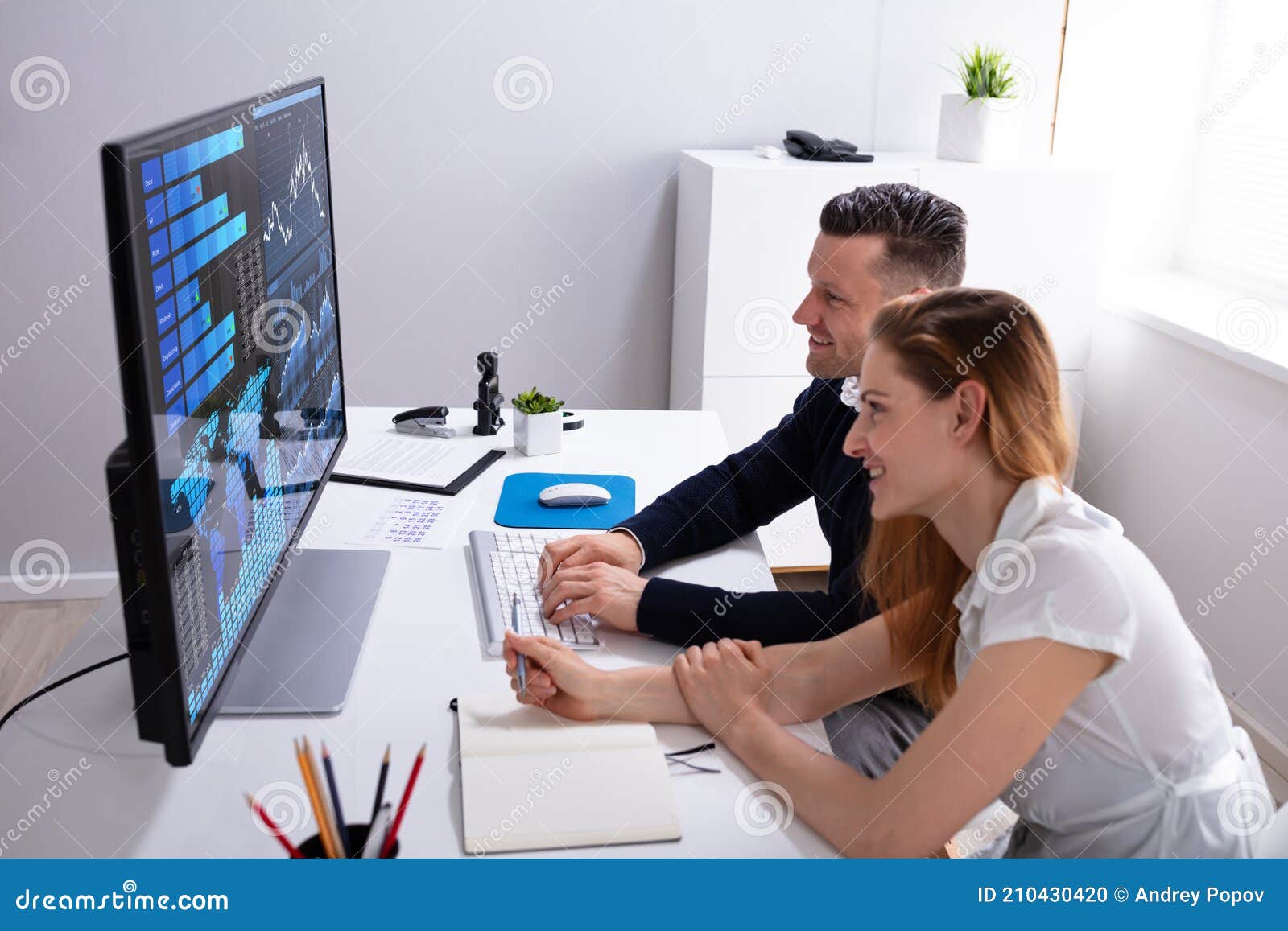 Businesspeople Analyzing Bar Graph on Computer Stock Photo - Image of ... Businesspeople Analyzing Bar Graph on Computer Stock Photo - Image of ...