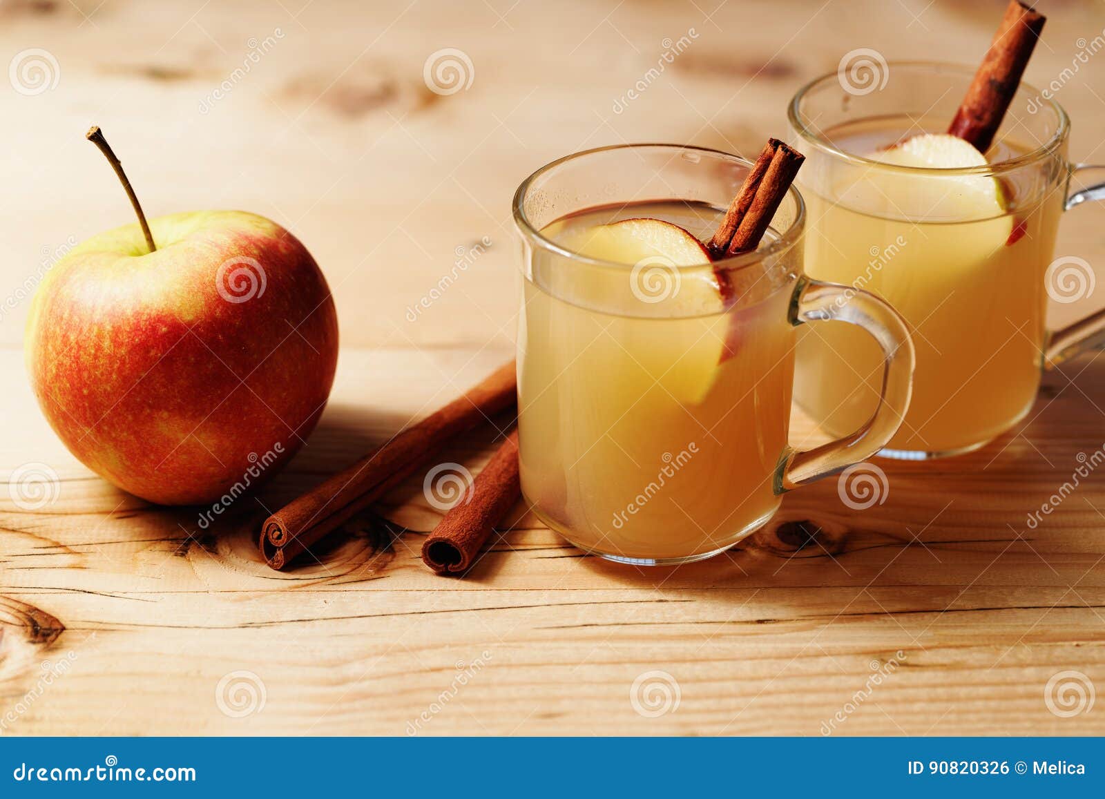 Sidro di mela casalingo fotografia stock. Immagine di vetro - 90820326