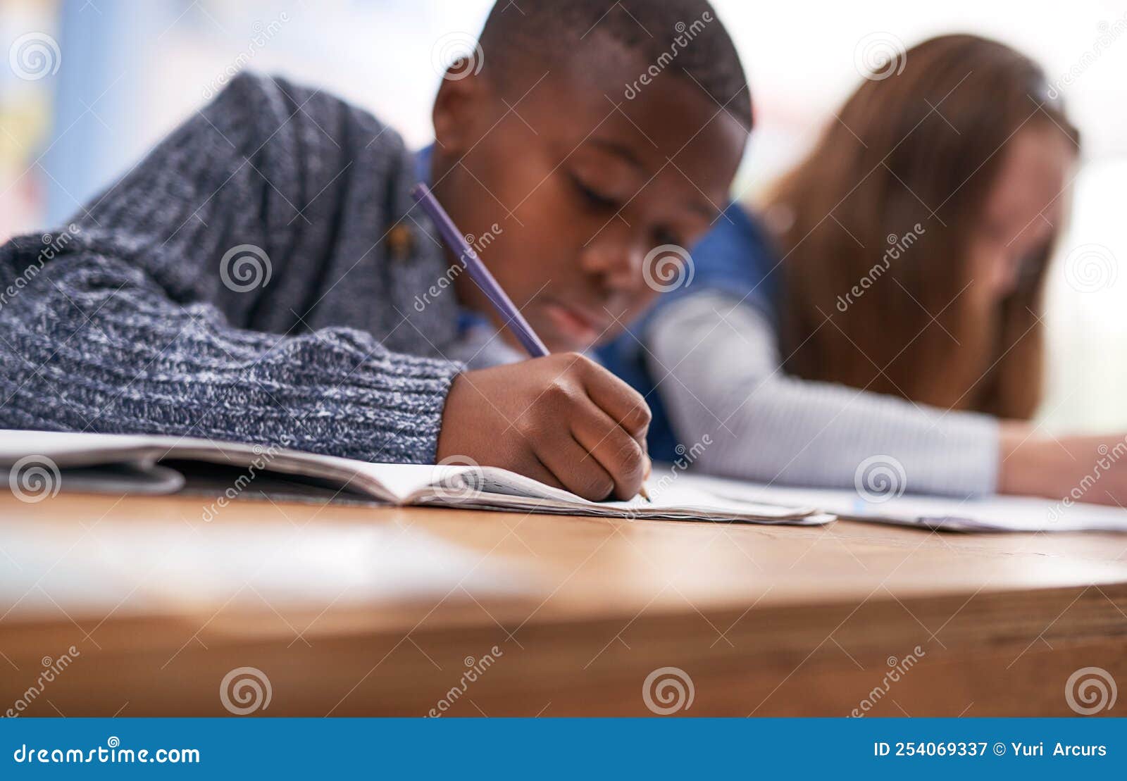 Sie Den Test Bestehen Wollen. Grundschulkinder in Der Klasse. Stockbild ...