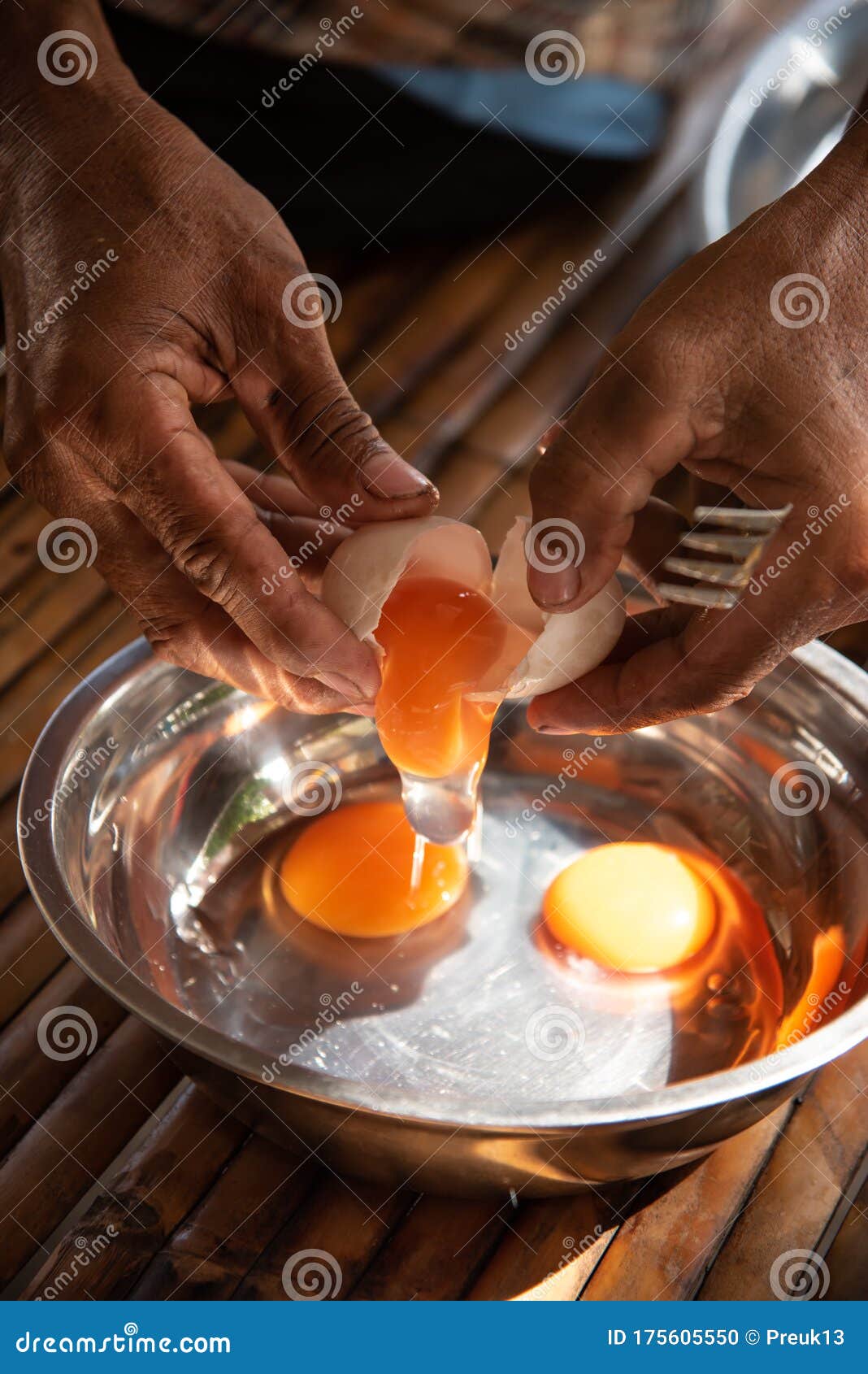 Sie ein Ei zu knacken stockfoto. Bild von vorbereitung - 175605550