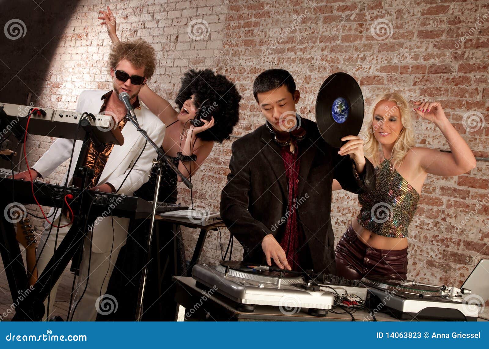 Siebzigerjahre Disco-Musik-Party Stockbild - Bild von kühl, damen: 14063823