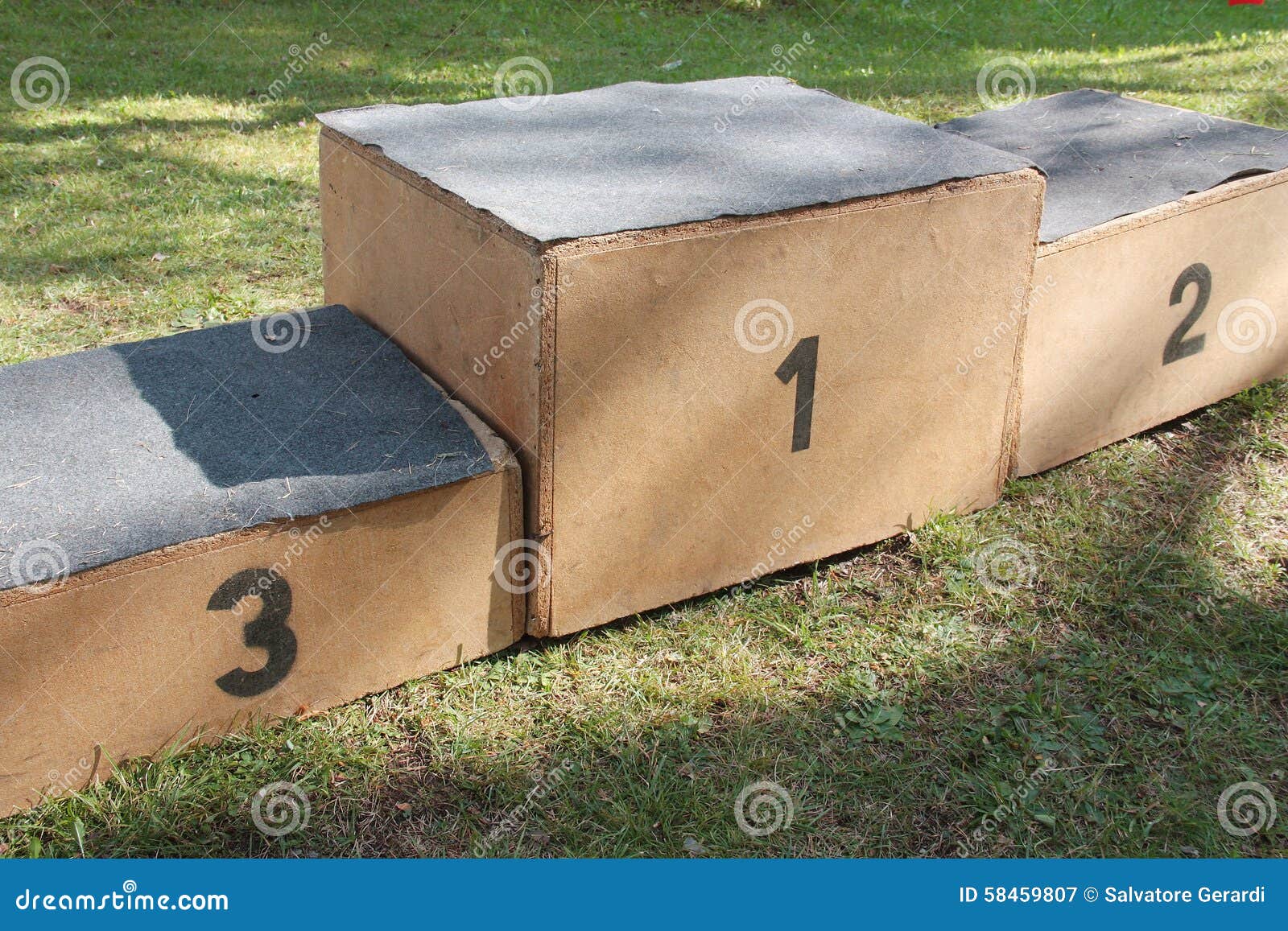 SIEGER-PODIUM stockbild. Bild von triumph, silber, sportler - 58459807