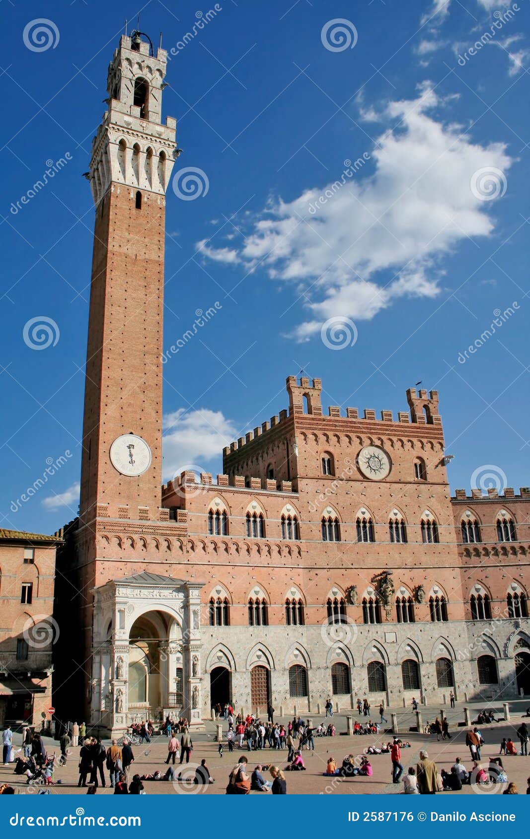 Siena Piazza del Campo editorial photo. Image of piazza - 2587176