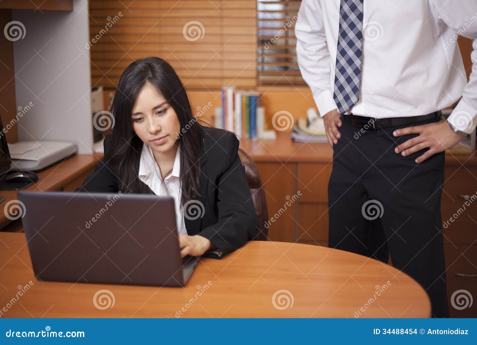 Siendo supervisado foto de archivo. Imagen de representante - 34488454