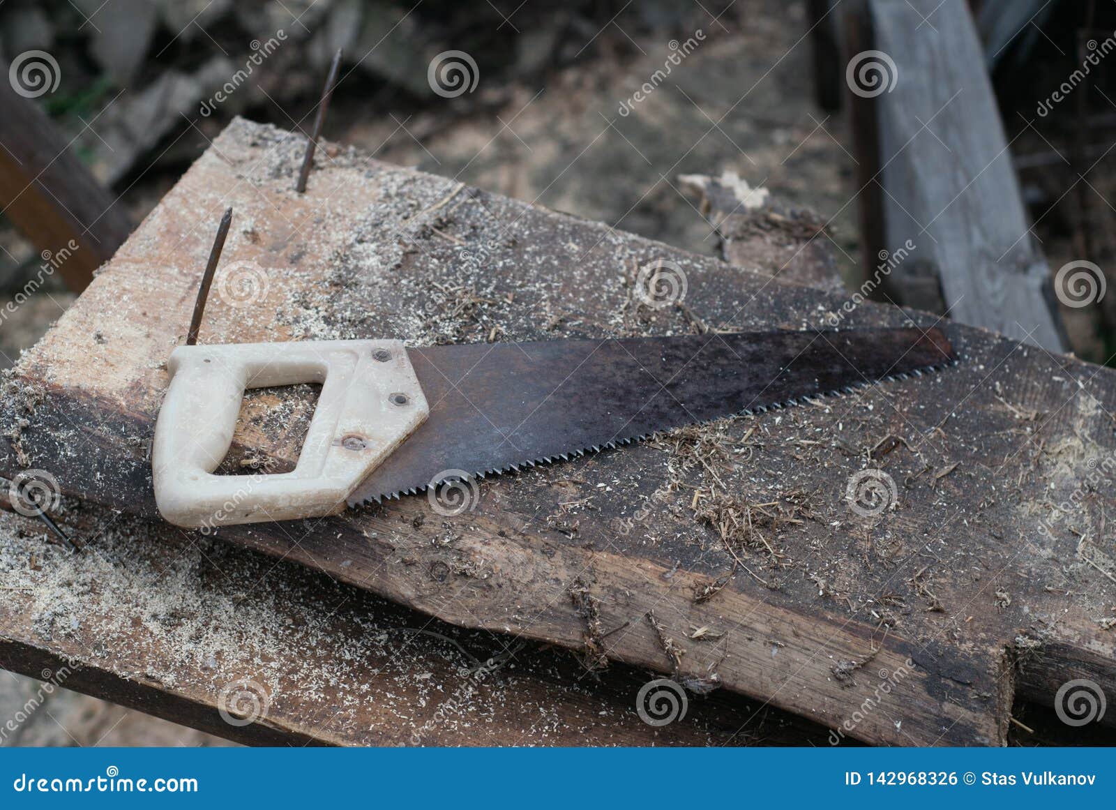 Sierra Vieja En La Madera Vieja, Sierra Dentada Oxidada, Foto de ...