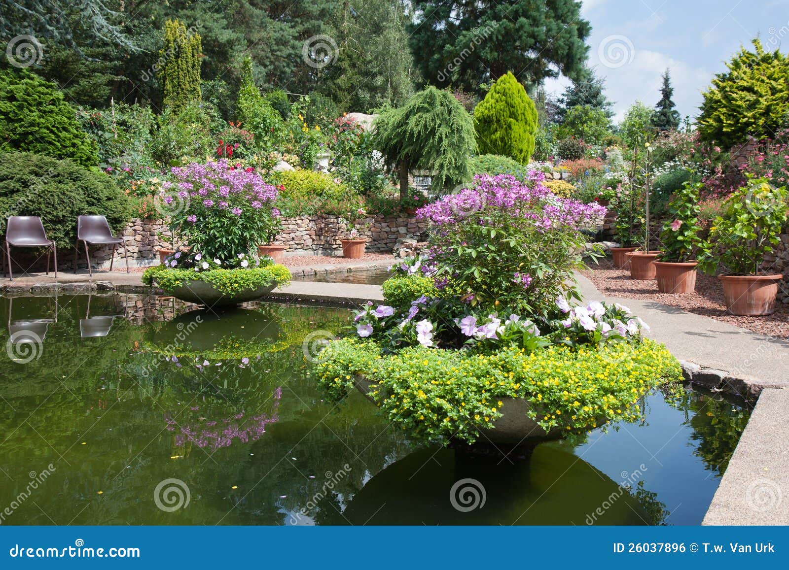 Siertuin met mooie vijver stock foto. Image of decoratie - 26037896