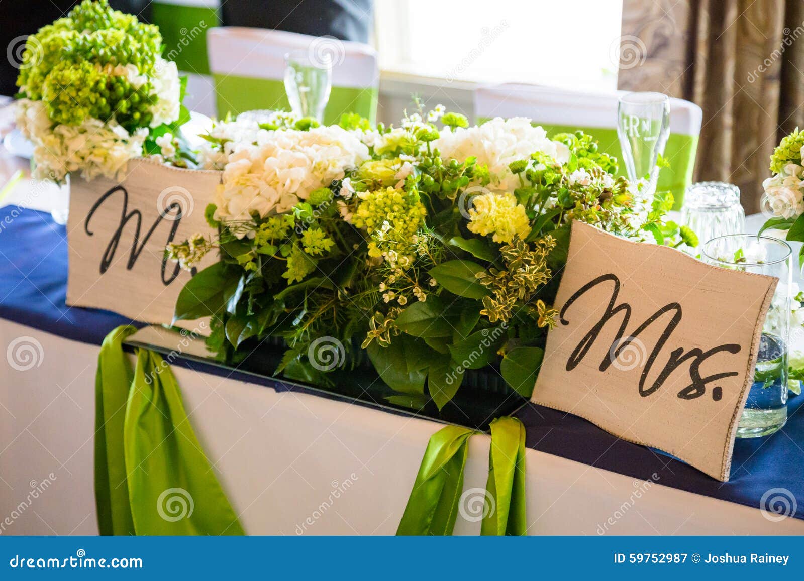 Sig. E Sig.ra Table Con I Fiori Immagine Stock - Immagine di giorno ...