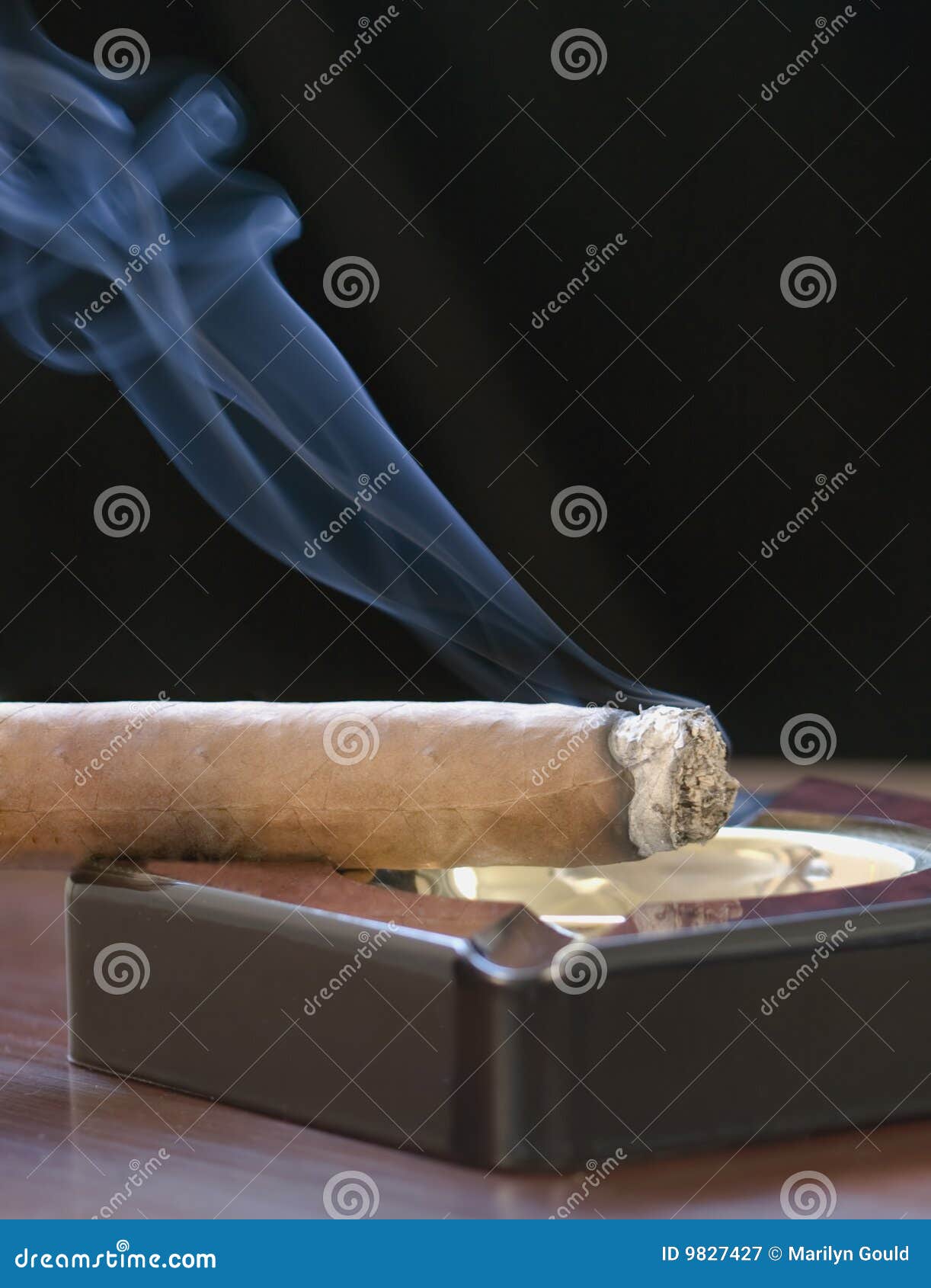 Sigaar en krullende rook stock afbeelding. Image of gewoonte - 9827427