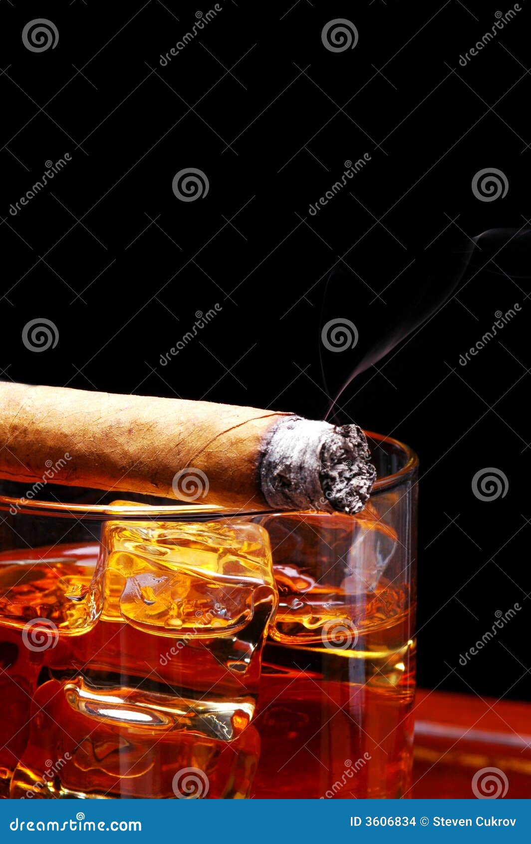 Sigaar op Whisky stock foto. Image of rook, alcoholisch - 3606834