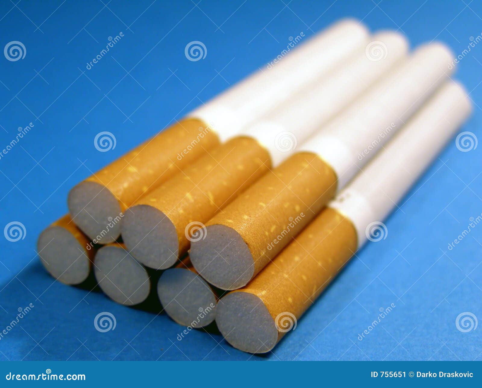 Sigaretten stock afbeelding. Image of geïsoleerd, leven - 755651