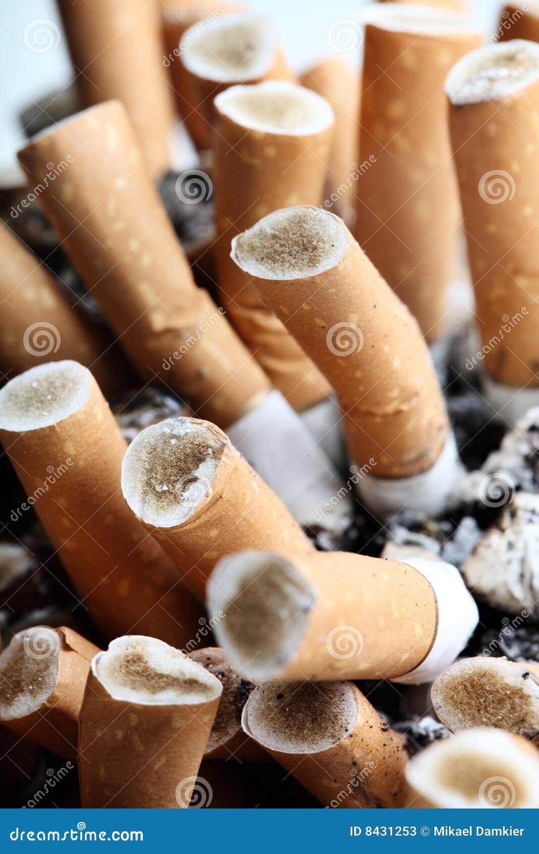 Sigaretten stock afbeelding. Image of hartstocht, sigaret - 8431253