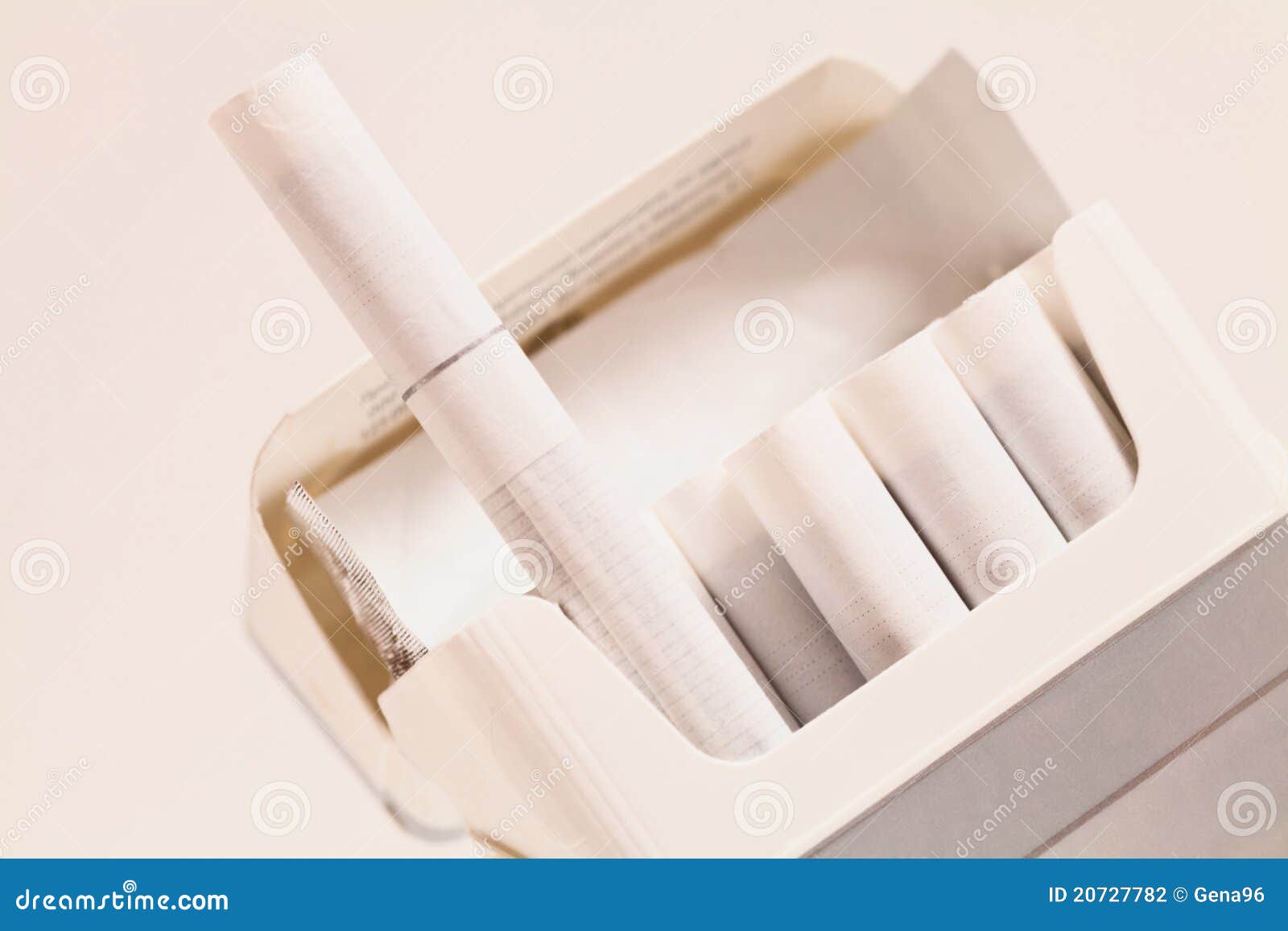 Sigaretten in pak stock foto. Image of verslaving, sluit - 20727782